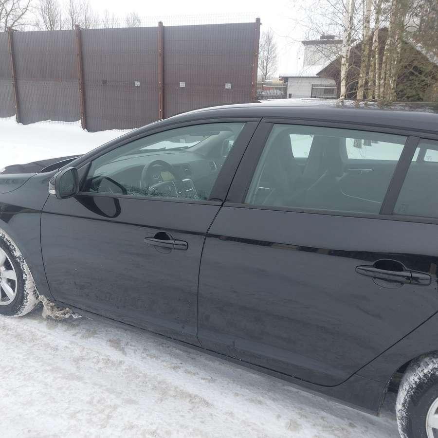 Black Volvo V60 2014 in Panevezys, with an engine capacity of 1.56 L and mileage of 278 thousand km for 4900 €, photo 4 on AUTOMOTO.COM.LV