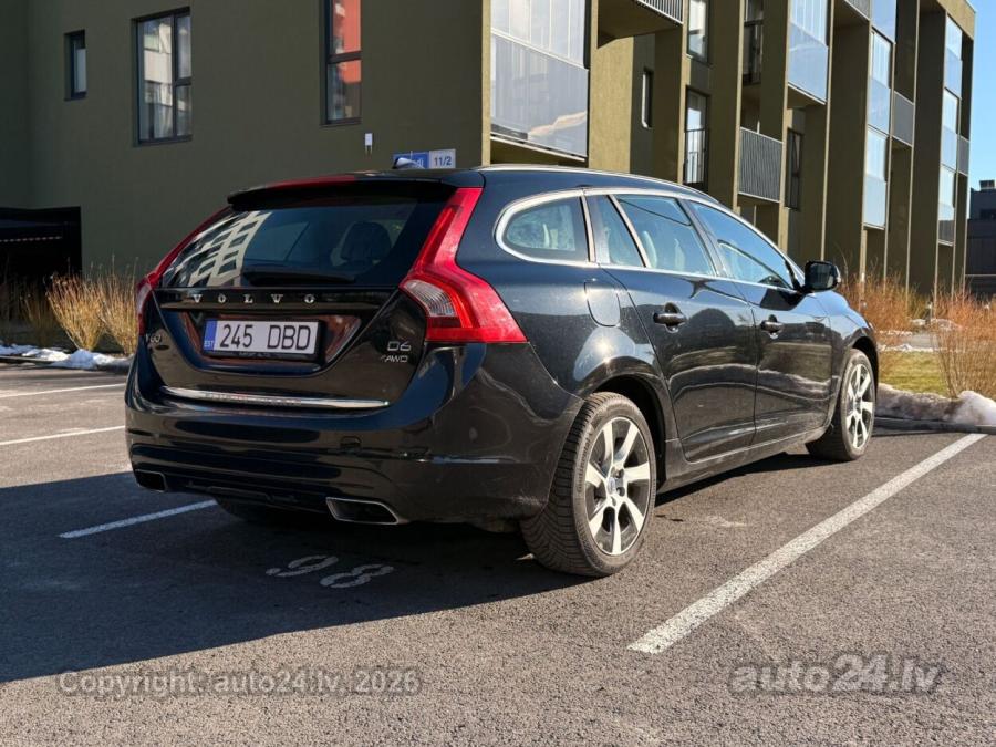 Black Volvo V60 2014 in Tallinn, with an engine capacity of 2.40 L and mileage of 251 thousand km for 9999 €, photo 4 on AUTOMOTO.COM.LV