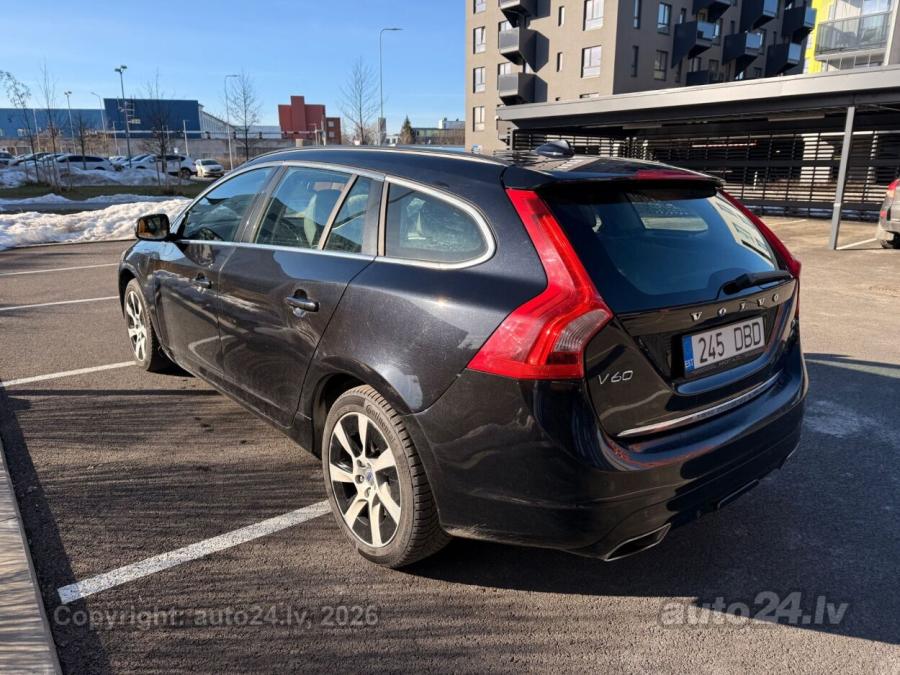 Black Volvo V60 2014 in Tallinn, with an engine capacity of 2.40 L and mileage of 251 thousand km for 9999 €, photo 8 on AUTOMOTO.COM.LV