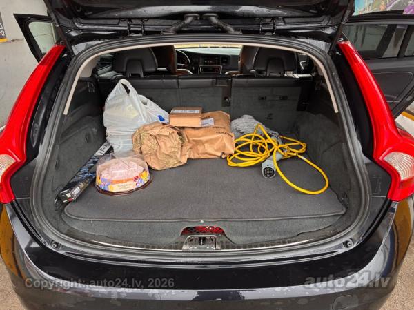 Melns Volvo V60 2014 Tallina, ar dzinēja tilpumu 2.40 L un nobraukumu 300 tūkst. km par 6999 €, foto 11 vietnē AUTOMOTO.COM.LV