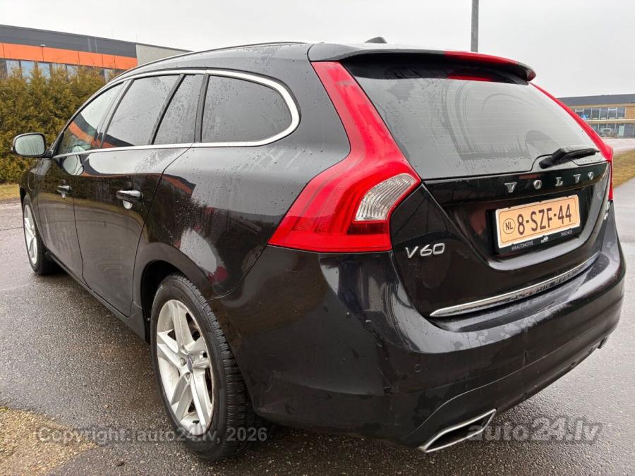 Melns Volvo V60 2014 Tallina, ar dzinēja tilpumu 2.40 L un nobraukumu 300 tūkst. km par 6999 €, foto 21 vietnē AUTOMOTO.COM.LV