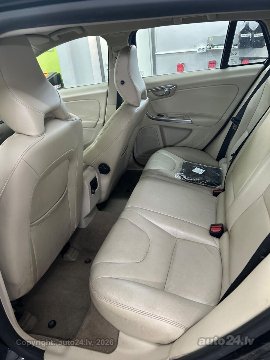 Melns Volvo V60 2014 Tallina, ar dzinēja tilpumu 2.40 L un nobraukumu 405 tūkst. km par 6900 €, foto 5 vietnē AUTOMOTO.COM.LV