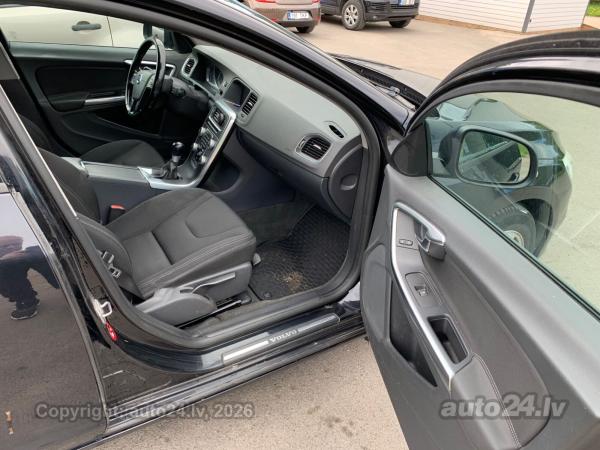 Melns Volvo V60 2014 Tallina, ar dzinēja tilpumu 1.60 L un nobraukumu 308 tūkst. km par 5500 €, foto 8 vietnē AUTOMOTO.COM.LV