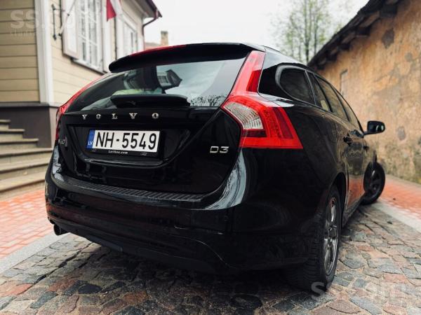Black Volvo V60 2014 in Cesis, with an engine capacity of 2.00 L and mileage of 0 thousand km for 8700 €, photo 5 on AUTOMOTO.COM.LV