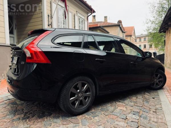 Black Volvo V60 2014 in Cesis, with an engine capacity of 2.00 L and mileage of 0 thousand km for 8700 €, photo 6 on AUTOMOTO.COM.LV