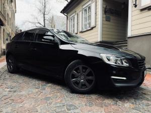 Black Volvo V60 2014 in Cesis, with an engine capacity of 2.00 L and mileage of 0 thousand km for 7200 €, photo 3 on AUTOMOTO.COM.LV