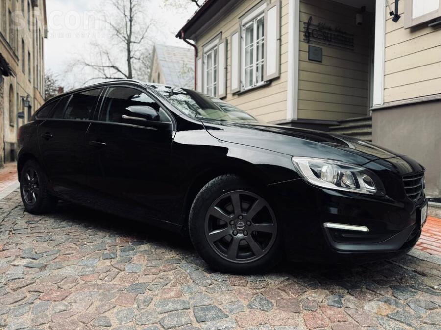 Black Volvo V60 2014 in Cesis, with an engine capacity of 2.00 L and mileage of 0 thousand km for 7200 €, photo 3 on AUTOMOTO.COM.LV