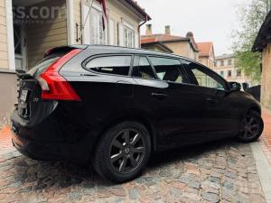 Black Volvo V60 2014 in Cesis, with an engine capacity of 2.00 L and mileage of 0 thousand km for 7200 €, photo 7 on AUTOMOTO.COM.LV