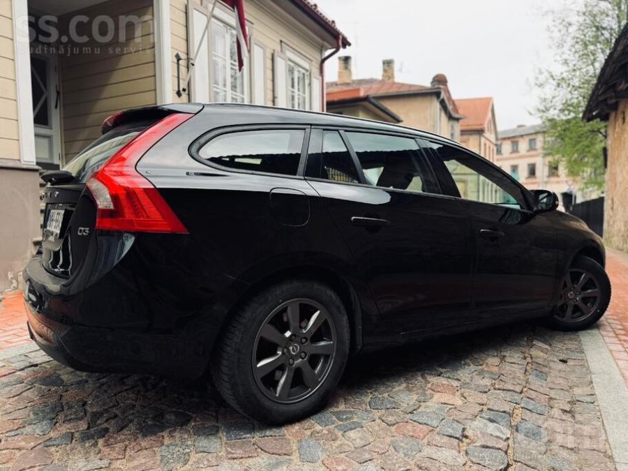Black Volvo V60 2014 in Cesis, with an engine capacity of 2.00 L and mileage of 0 thousand km for 7200 €, photo 7 on AUTOMOTO.COM.LV