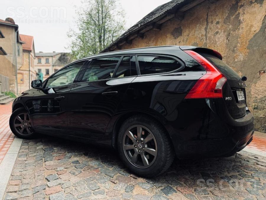 Black Volvo V60 2014 in Cesis, with an engine capacity of 2.00 L and mileage of 0 thousand km for 7200 €, photo 9 on AUTOMOTO.COM.LV