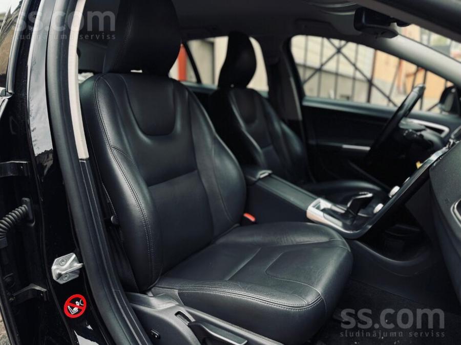 Black Volvo V60 2014 in Cesis, with an engine capacity of 2.00 L and mileage of 0 thousand km for 7200 €, photo 11 on AUTOMOTO.COM.LV