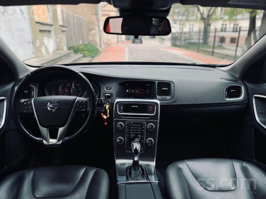 Black Volvo V60 2014 in Cesis, with an engine capacity of 2.00 L and mileage of 0 thousand km for 7200 €, photo 13 on AUTOMOTO.COM.LV