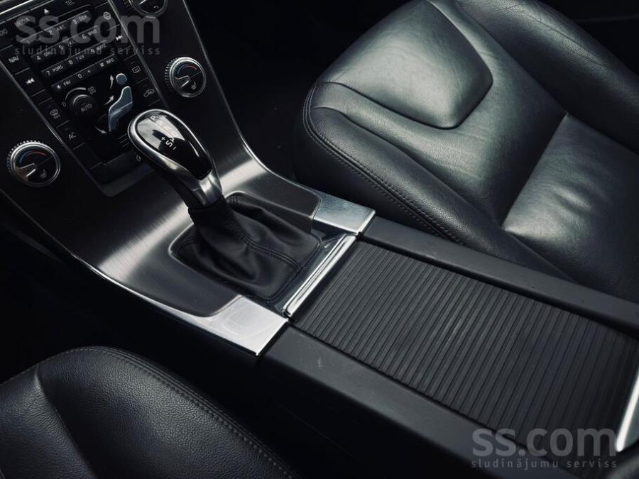 Black Volvo V60 2014 in Cesis, with an engine capacity of 2.00 L and mileage of 0 thousand km for 7200 €, photo 17 on AUTOMOTO.COM.LV