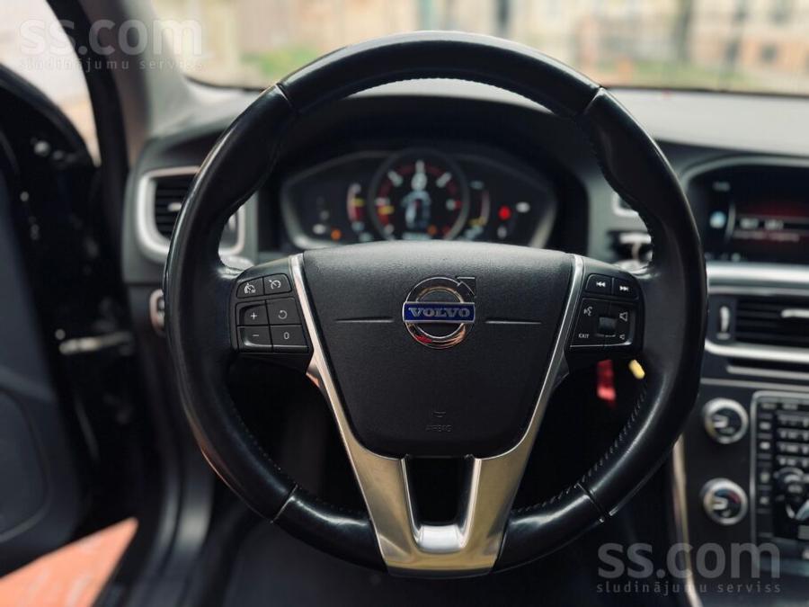 Black Volvo V60 2014 in Cesis, with an engine capacity of 2.00 L and mileage of 0 thousand km for 7200 €, photo 20 on AUTOMOTO.COM.LV