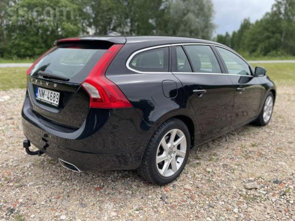 Melns Volvo V60 2014 Cēsis, ar dzinēja tilpumu 2.00 L un nobraukumu 0 tūkst. km par 6300 €, foto 2 vietnē AUTOMOTO.COM.LV