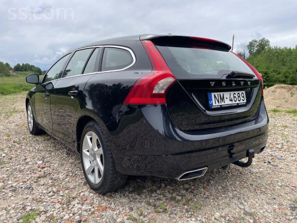 Melns Volvo V60 2014 Cēsis, ar dzinēja tilpumu 2.00 L un nobraukumu 0 tūkst. km par 6300 €, foto 3 vietnē AUTOMOTO.COM.LV
