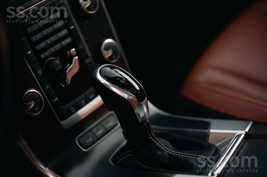 Melns Volvo V60 2014 Rīga, ar dzinēja tilpumu 2.40 L un nobraukumu 243 tūkst. km par 11000 €, foto 17 vietnē AUTOMOTO.COM.LV