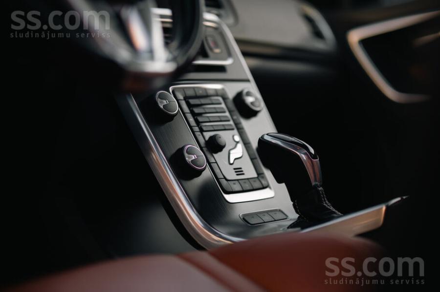 Melns Volvo V60 2014 Rīga, ar dzinēja tilpumu 2.40 L un nobraukumu 243 tūkst. km par 11000 €, foto 18 vietnē AUTOMOTO.COM.LV