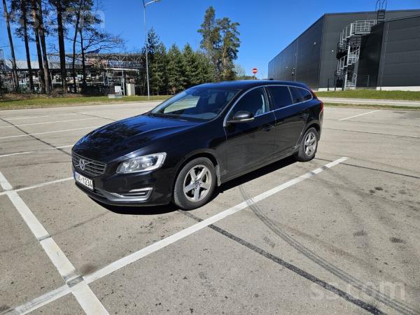 Melns Volvo V60 2014 Rīga, ar dzinēja tilpumu 2.00 L un nobraukumu 304 tūkst. km par 6999 €, foto 1 vietnē AUTOMOTO.COM.LV