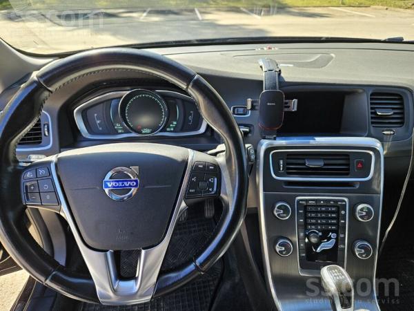 Melns Volvo V60 2014 Rīga, ar dzinēja tilpumu 2.00 L un nobraukumu 304 tūkst. km par 6999 €, foto 7 vietnē AUTOMOTO.COM.LV