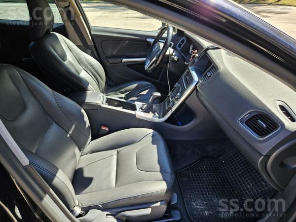 Melns Volvo V60 2014 Rīga, ar dzinēja tilpumu 2.00 L un nobraukumu 304 tūkst. km par 6999 €, foto 9 vietnē AUTOMOTO.COM.LV