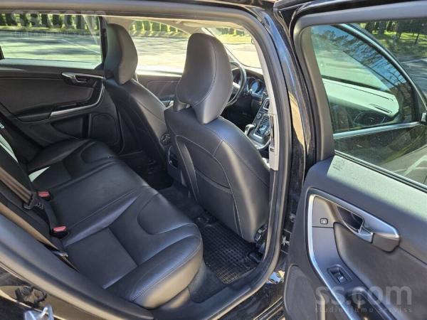 Melns Volvo V60 2014 Rīga, ar dzinēja tilpumu 2.00 L un nobraukumu 304 tūkst. km par 6999 €, foto 10 vietnē AUTOMOTO.COM.LV
