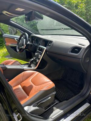 Melns Volvo V60 2014 Tallina, ar dzinēja tilpumu 2.40 L un nobraukumu 344 tūkst. km par 7990 €, foto 15 vietnē AUTOMOTO.COM.LV