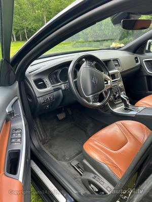 Melns Volvo V60 2014 Tallina, ar dzinēja tilpumu 2.40 L un nobraukumu 344 tūkst. km par 7990 €, foto 16 vietnē AUTOMOTO.COM.LV