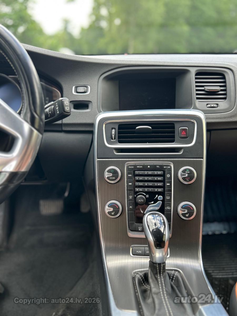 Melns Volvo V60 2014 Tallina, ar dzinēja tilpumu 2.40 L un nobraukumu 344 tūkst. km par 7990 €, foto 18 vietnē AUTOMOTO.COM.LV