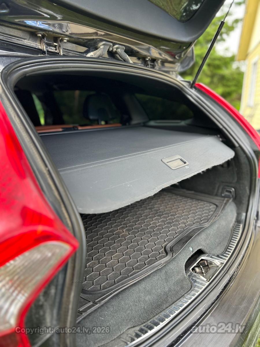 Melns Volvo V60 2014 Tallina, ar dzinēja tilpumu 2.40 L un nobraukumu 344 tūkst. km par 7990 €, foto 19 vietnē AUTOMOTO.COM.LV