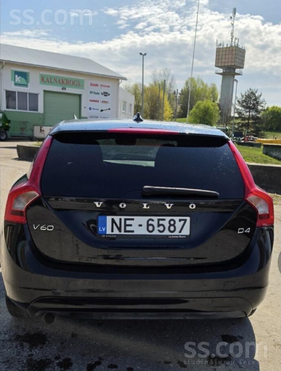 Melns Volvo V60 2014 Rīga, ar dzinēja tilpumu 2.00 L un nobraukumu 346 tūkst. km par 5100 €, foto 5 vietnē AUTOMOTO.COM.LV