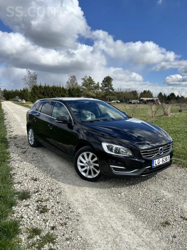 Black Volvo V60 2014 in Riga, with an engine capacity of 2.40 L and mileage of 180 thousand km for 8850 €, photo 1 on AUTOMOTO.COM.LV