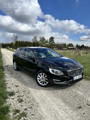 Melns Volvo V60 2014 Rīga, ar dzinēja tilpumu 2.40 L un nobraukumu 180 tūkst. km par 8850 €, foto  vietnē AUTOMOTO.COM.LV