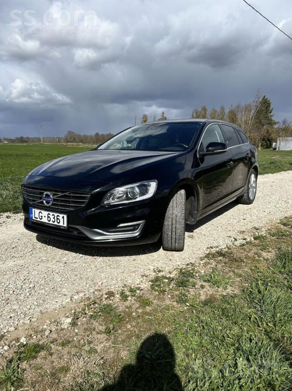 Black Volvo V60 2014 in Riga, with an engine capacity of 2.40 L and mileage of 180 thousand km for 8850 €, photo 2 on AUTOMOTO.COM.LV