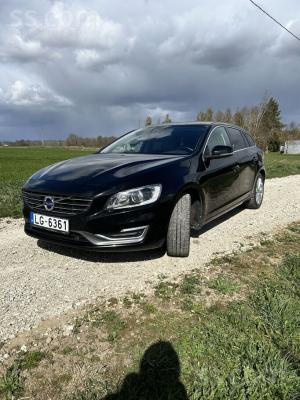 Black Volvo V60 2014 in Riga, with an engine capacity of 2.40 L and mileage of 180 thousand km for 8850 €, photo 3 on AUTOMOTO.COM.LV