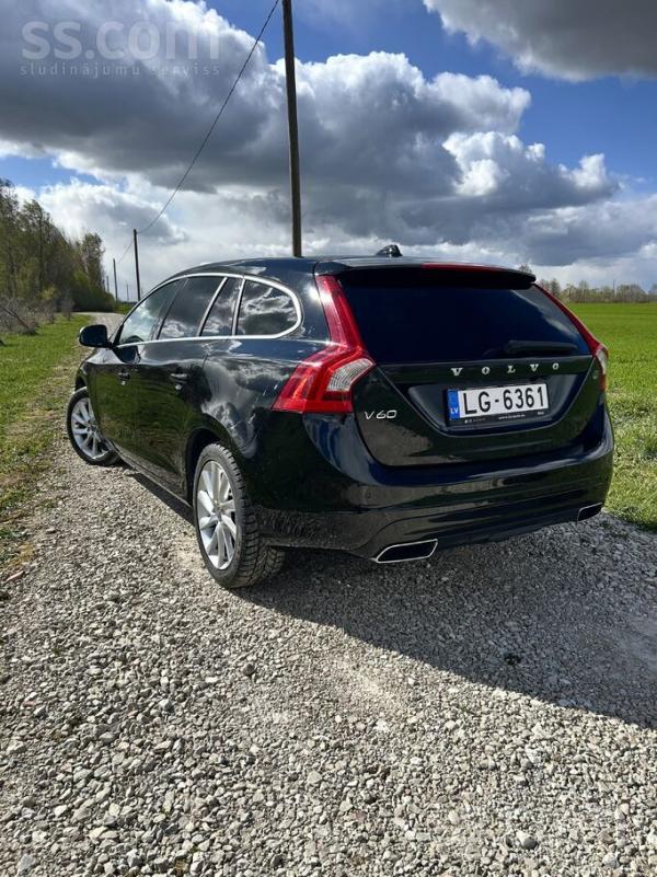 Black Volvo V60 2014 in Riga, with an engine capacity of 2.40 L and mileage of 180 thousand km for 8850 €, photo 3 on AUTOMOTO.COM.LV