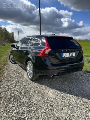 Black Volvo V60 2014 in Riga, with an engine capacity of 2.40 L and mileage of 180 thousand km for 8850 €, photo 4 on AUTOMOTO.COM.LV