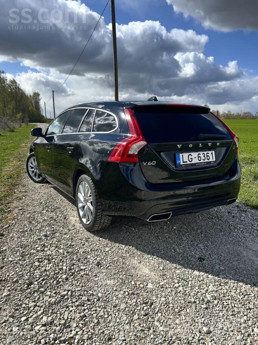 Black Volvo V60 2014 in Riga, with an engine capacity of 2.40 L and mileage of 180 thousand km for 8850 €, photo 4 on AUTOMOTO.COM.LV