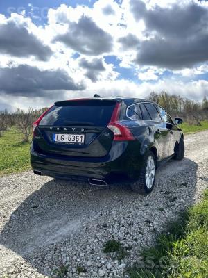 Black Volvo V60 2014 in Riga, with an engine capacity of 2.40 L and mileage of 180 thousand km for 8850 €, photo 5 on AUTOMOTO.COM.LV