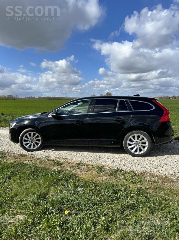 Black Volvo V60 2014 in Riga, with an engine capacity of 2.40 L and mileage of 180 thousand km for 8850 €, photo 5 on AUTOMOTO.COM.LV