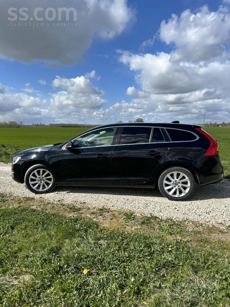 Black Volvo V60 2014 in Riga, with an engine capacity of 2.40 L and mileage of 180 thousand km for 8850 €, photo 6 on AUTOMOTO.COM.LV