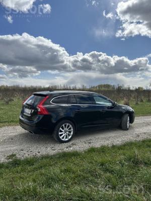 Black Volvo V60 2014 in Riga, with an engine capacity of 2.40 L and mileage of 180 thousand km for 8850 €, photo 7 on AUTOMOTO.COM.LV