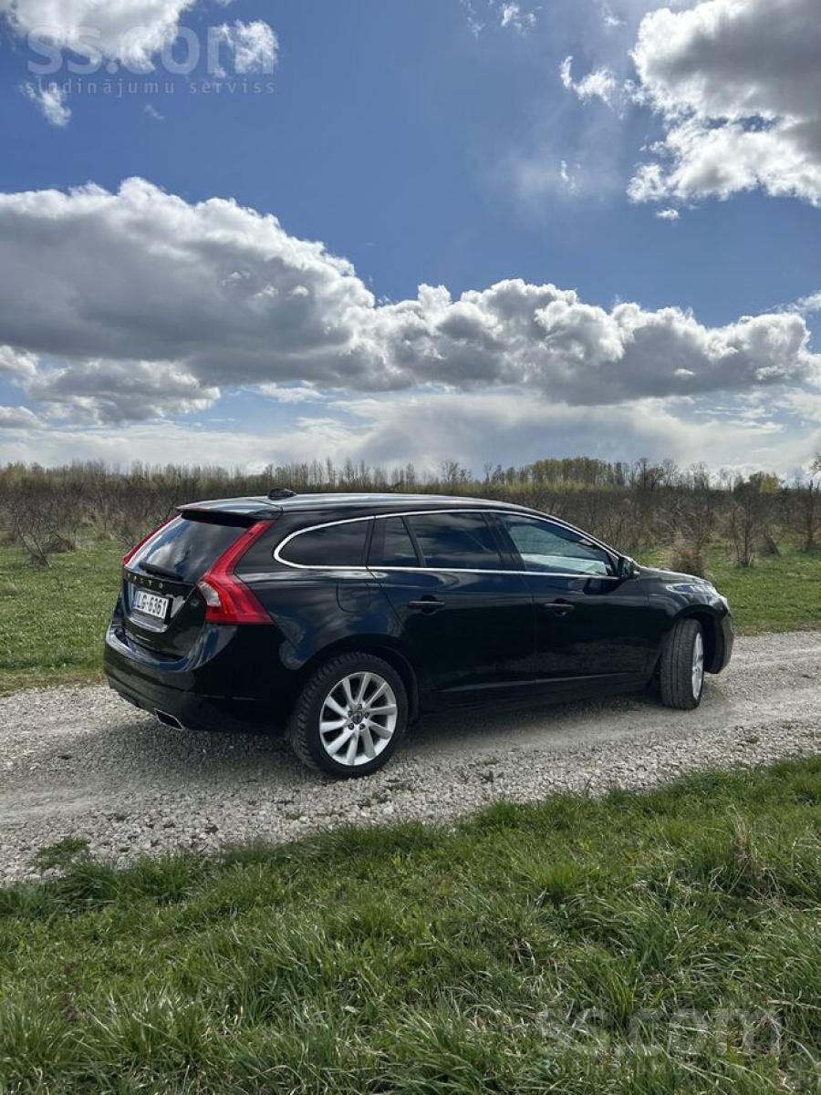 Black Volvo V60 2014 in Riga, with an engine capacity of 2.40 L and mileage of 180 thousand km for 8850 €, photo 7 on AUTOMOTO.COM.LV