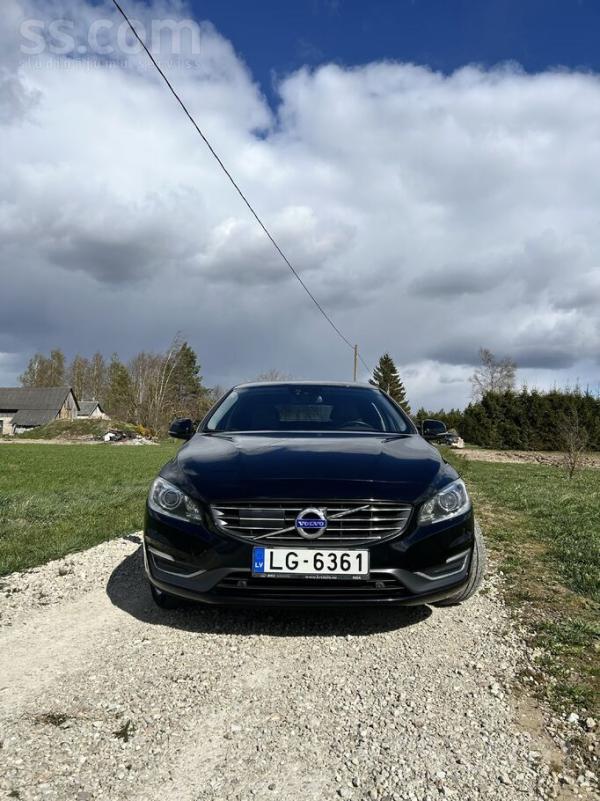 Black Volvo V60 2014 in Riga, with an engine capacity of 2.40 L and mileage of 180 thousand km for 8850 €, photo 7 on AUTOMOTO.COM.LV