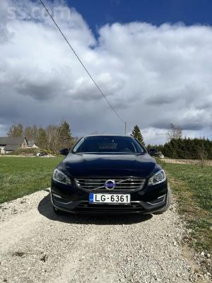 Black Volvo V60 2014 in Riga, with an engine capacity of 2.40 L and mileage of 180 thousand km for 8850 €, photo 8 on AUTOMOTO.COM.LV