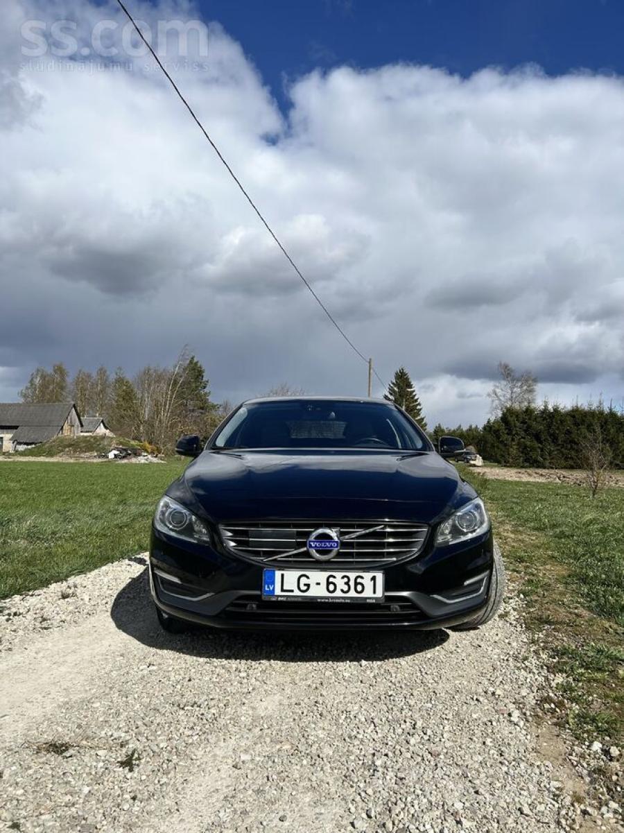 Black Volvo V60 2014 in Riga, with an engine capacity of 2.40 L and mileage of 180 thousand km for 8850 €, photo 8 on AUTOMOTO.COM.LV