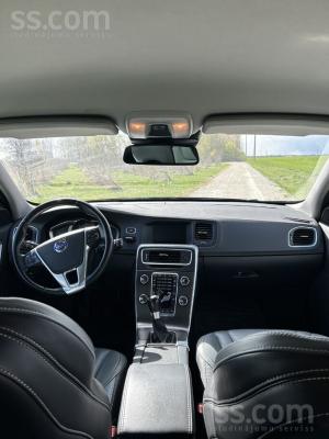 Black Volvo V60 2014 in Riga, with an engine capacity of 2.40 L and mileage of 180 thousand km for 8850 €, photo 9 on AUTOMOTO.COM.LV