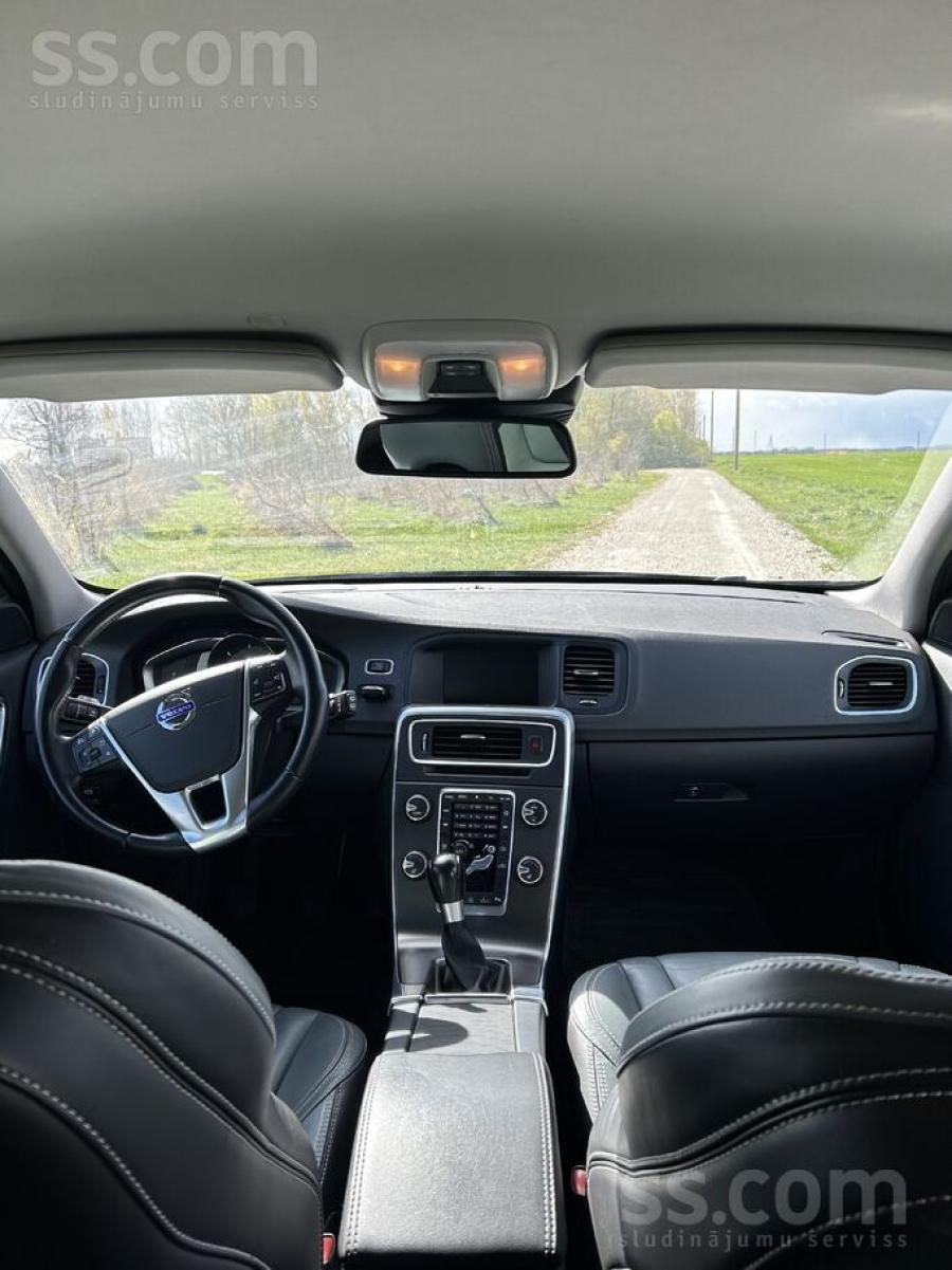 Black Volvo V60 2014 in Riga, with an engine capacity of 2.40 L and mileage of 180 thousand km for 8850 €, photo 9 on AUTOMOTO.COM.LV
