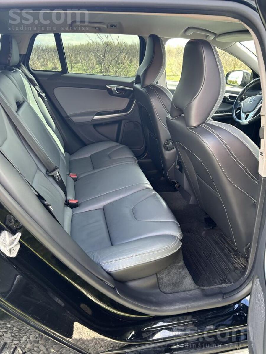 Black Volvo V60 2014 in Riga, with an engine capacity of 2.40 L and mileage of 180 thousand km for 8850 €, photo 10 on AUTOMOTO.COM.LV