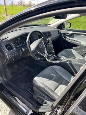 Black Volvo V60 2014 in Riga, with an engine capacity of 2.40 L and mileage of 180 thousand km for 8850 €, photo 11 on AUTOMOTO.COM.LV